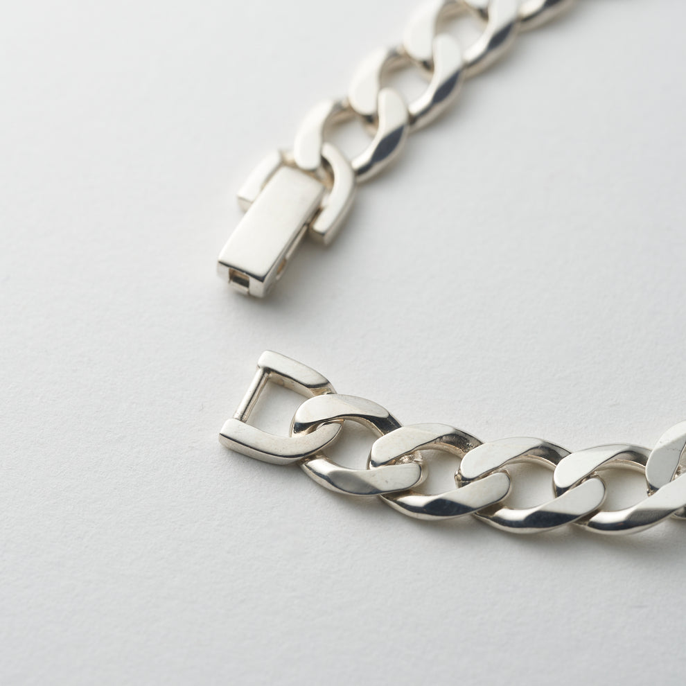 LARGE LIGHT CURB CHAIN BRACELET(1 GOLD LINK) – Garden of eden jewelry